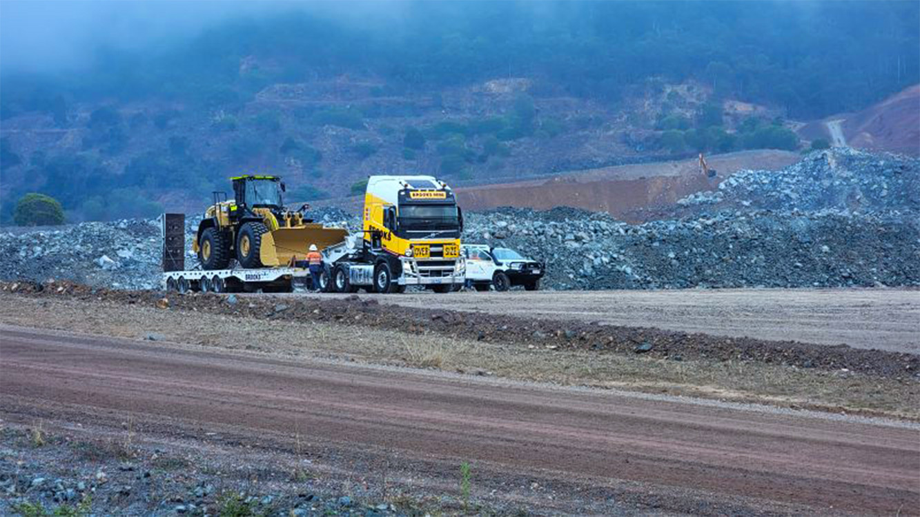 DELIVERY TO THE PIT! | Brooks Transport